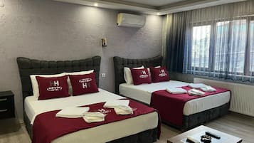 Quarto Twin Deluxe | Roupa de alta qualidade, minibar
