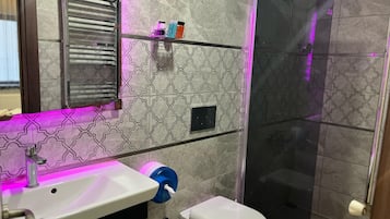 Uma combinação polibã/banheira, um chuveiro fixo, um secador de cabelo