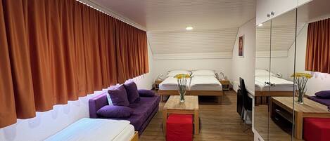 Quarto triplo luxo | Escrivaninha, espaço de trabalho para notebook, Wi-Fi de cortesia