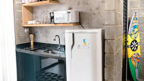 Um frigorífico, um micro-ondas, uma placa de cozinha