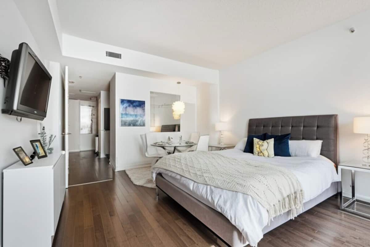 Condo com design assinado | 2 quartos, roupas de cama premium, ferros/tábuas de passar roupa