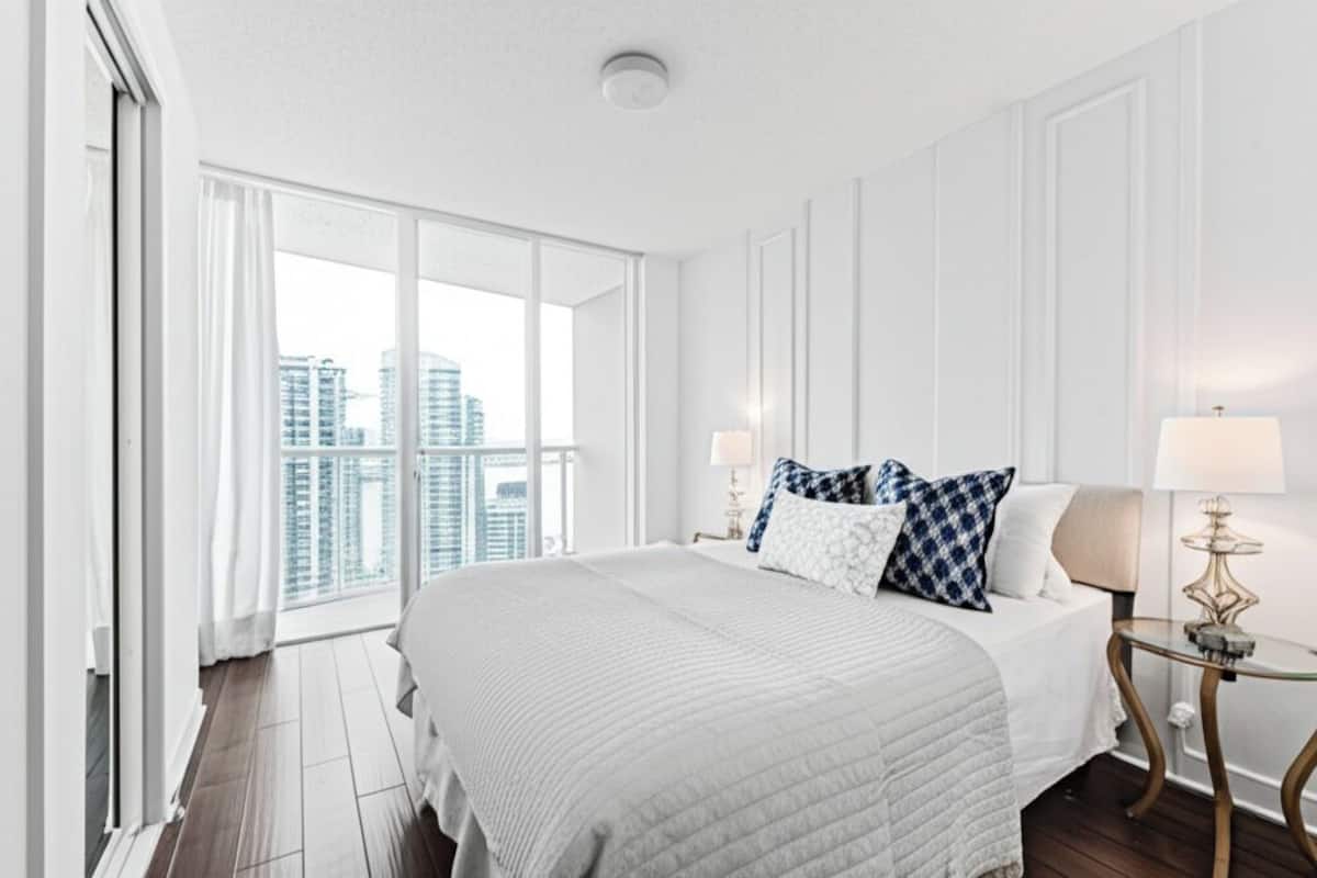 Duplex clássico | 2 quartos, roupas de cama premium, ferros/tábuas de passar roupa