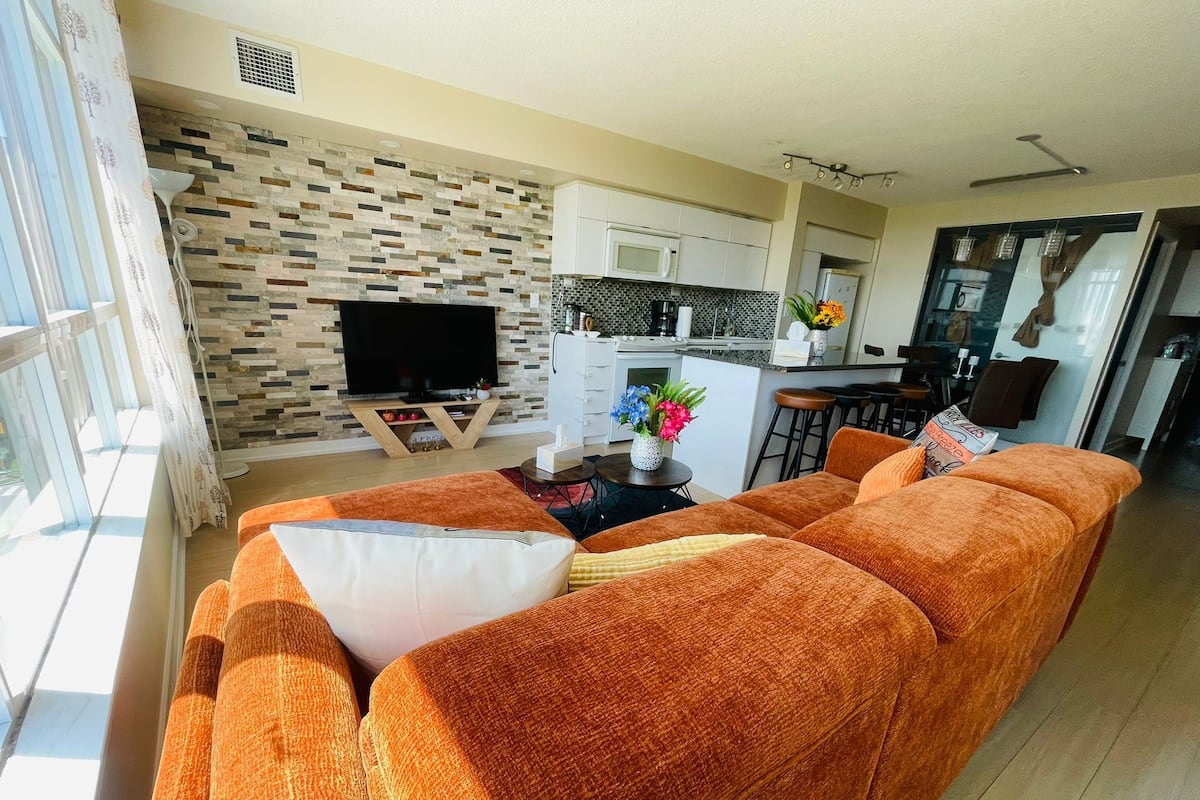 Apartamento superluxo | Área de estar | Smart TV 55 polegadas com canais digitais, Netflix