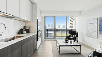 Apartamento Comfort | Cozinha privada | Um frigorífico, um micro-ondas, um forno, uma placa de cozinha