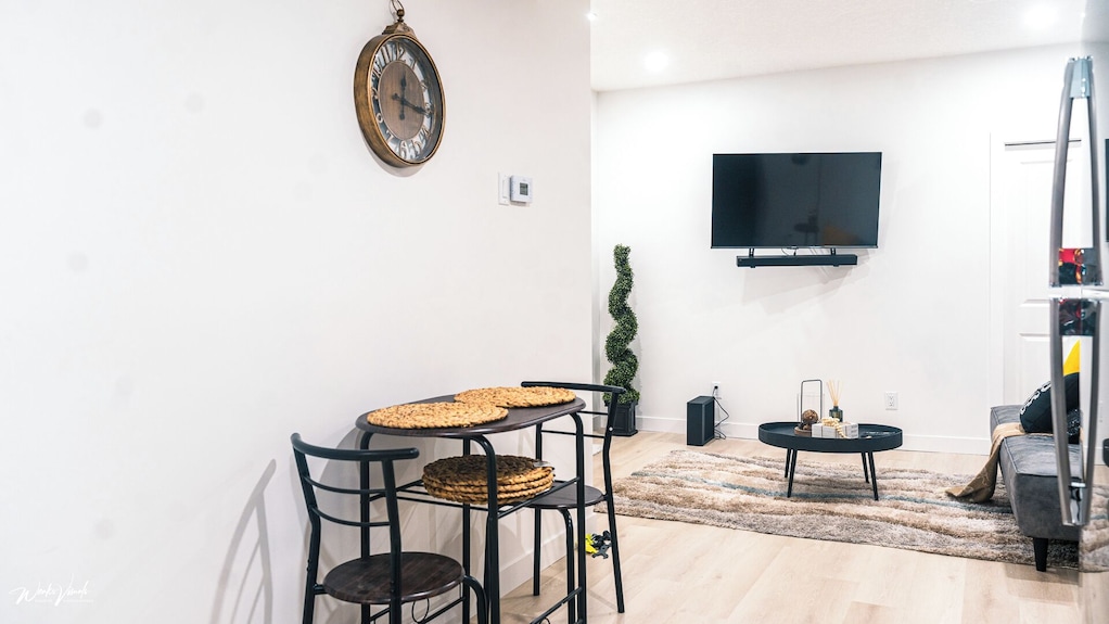 Spacious Family Friendly Suite With Free Ps5 Gaming, Netflix, Prime And More - Calgary