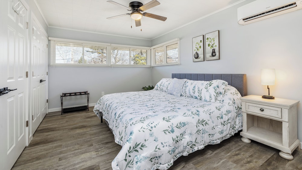 Lake Shore Luxury- 4-bedroom house in charming Escanaba with AC, WiFi ...