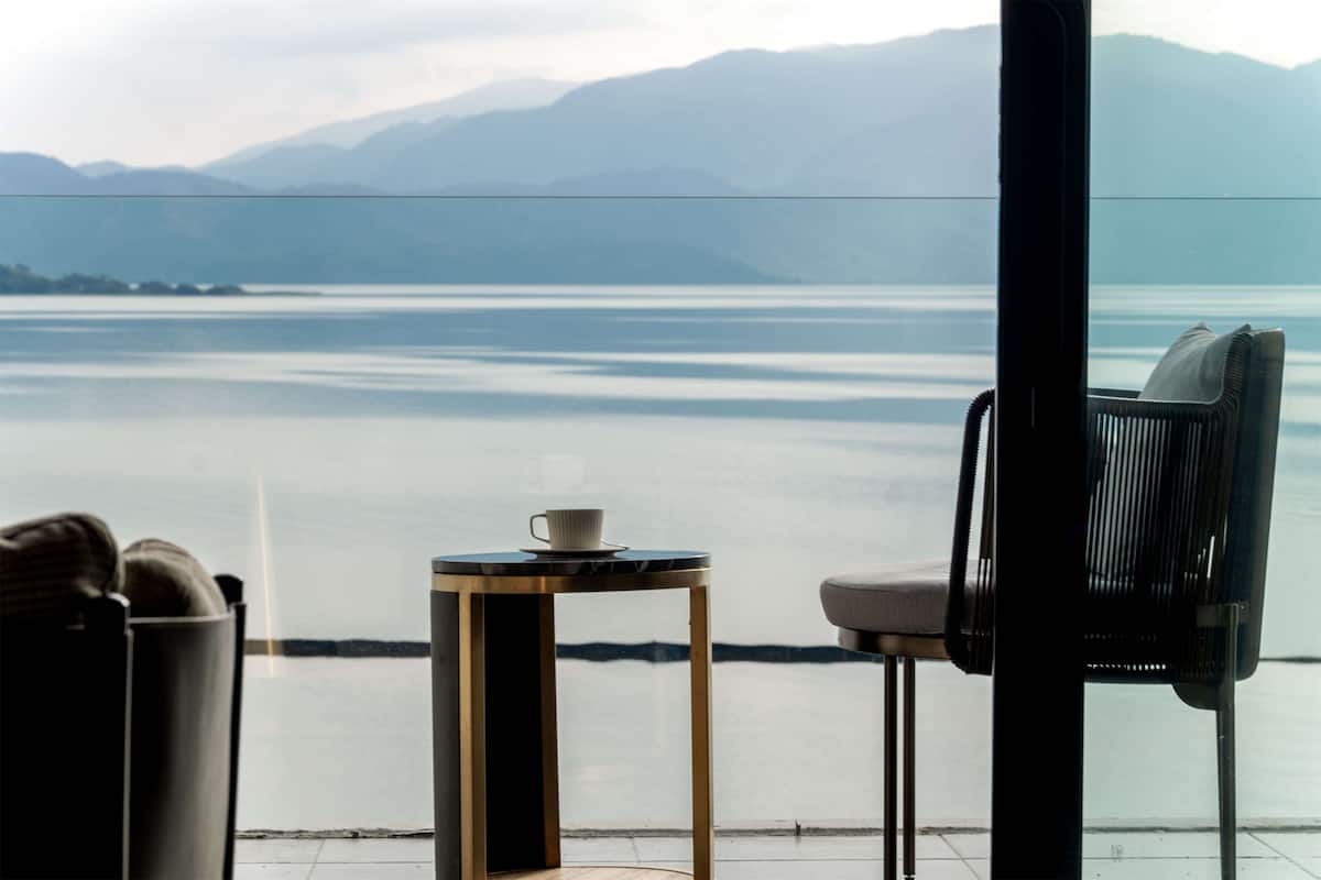 Quarto Triplo Comfort, vista para o mar | Terraço/pátio interior
