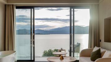 Quarto casal básico, vista para o mar | Terraço/pátio