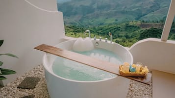 Quarto Duplo Deluxe, vista para a montanha | Minibar, secretária, Wi-fi grátis, roupa de cama fornecida