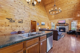 Cabana com design assinado, 2 quartos, para não fumantes, banheira de imersão | Cozinha privada | Geladeira, micro-ondas, fogão, cooktop