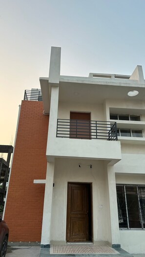 Bungalow, 3 quartos, varanda, vista para a piscina | Pormenores do exterior