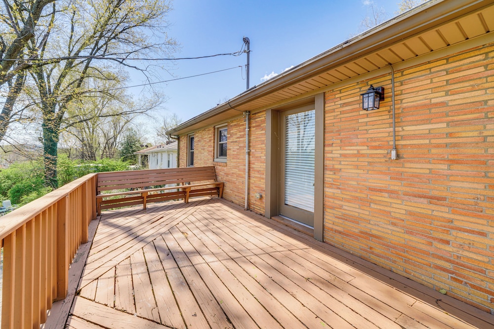 4 Mi To Churchill Downs: Updated Retreat W/ Deck! - Louisville, KY