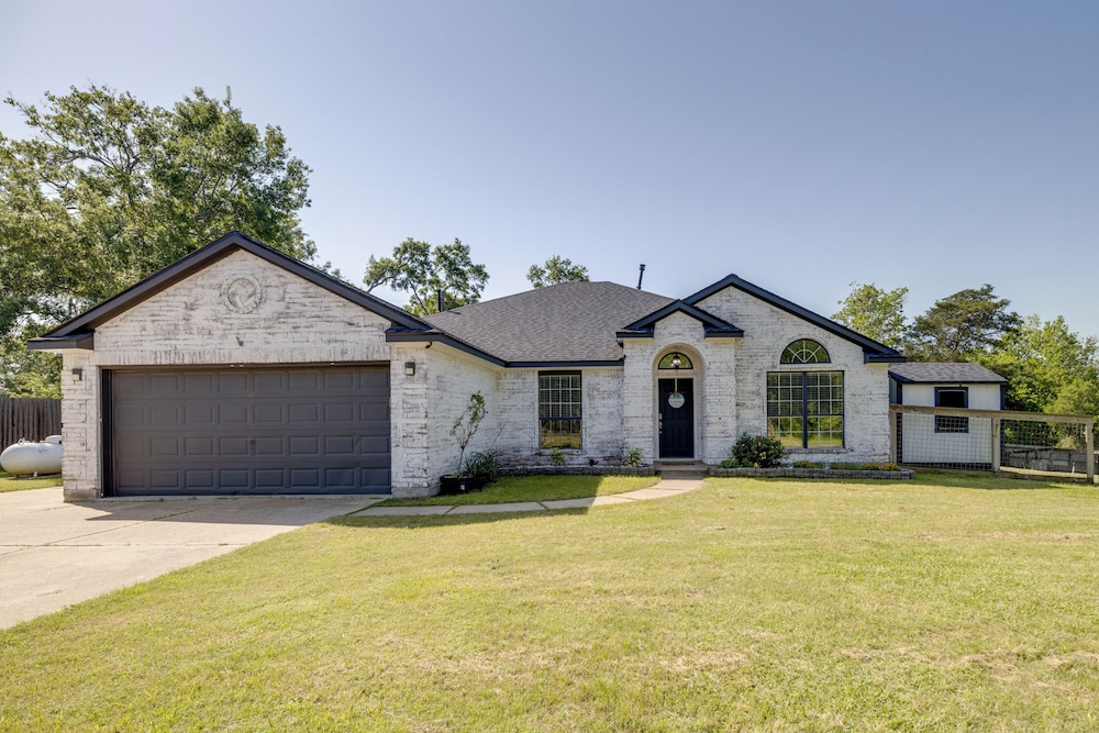 Private Acreage, Pergola & Fire Pit: Baytown Home - Baytown, TX
