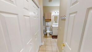 Apartamento, 3 quartos | Casa de banho | Toalhas fornecidas 