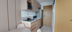 Apartamento Básico | Cozinha privada | Um frigorífico, um micro-ondas, uma placa de cozinha 