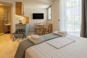 Estúdio superior, vista para a piscina | Cofres nos quartos, cortinas blackout, quartos à prova de som