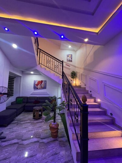 Leons Hotel and Suite