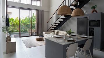 Villa Deluxe, 2 quartos, cozinha | Sala de estar | Smart TV de 42 polegadas com canais por cabo