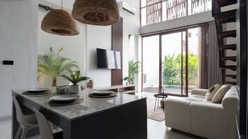 Villa Deluxe, 2 quartos, cozinha | Sala de estar | Smart TV de 42 polegadas com canais por cabo