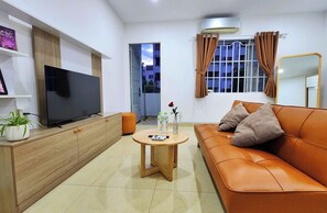 Quarto luxo, vista para o jardim | Área de estar | Smart TV 41 polegadas com canais digitais, lareira, Netflix