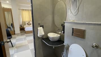 Um polibã, toalhas fornecidas, sabão, champô