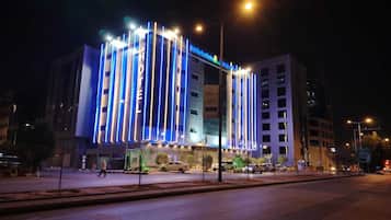 Fachada do alojamento (tarde/noite)