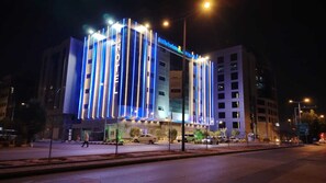 Fachada do alojamento (tarde/noite)