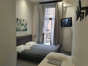 Quarto Triplo Deluxe, varanda, Vista para a cidade | Ferro/tábua de engomar, Wi-fi grátis 