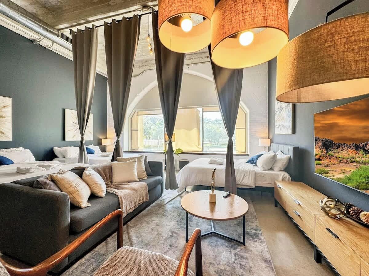 Elegant 2bd | Dt Dallas | Sleeps 10 | Valetparking - Dallas, TX