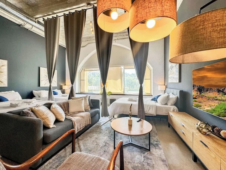 Elegant 2bd | Dt Dallas | Sleeps 10 | Valetparking - Dallas, TX