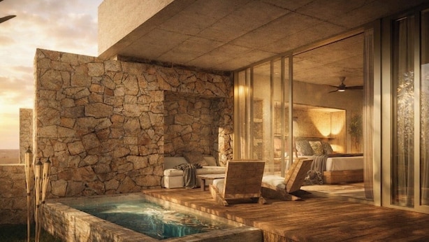 Uma área de spa com parede de pedra, hidromassagem e mobiliário de madeira.