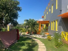 Um edifício com design moderno, apresentando um caminho que leva à entrada.