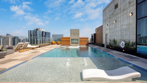 Sleeps 16 Brand New Austin High Rise W/ Rooftop Pool, Gym, Yoga Studio & More! - Austin, TX