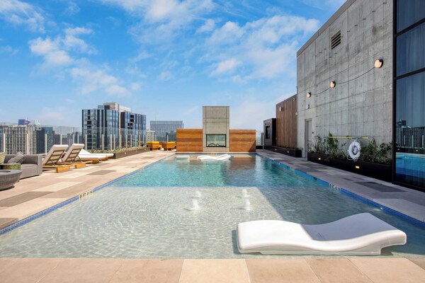 Sleeps 16 Brand New Austin High Rise W/ Rooftop Pool, Gym, Yoga Studio & More! - Austin, TX