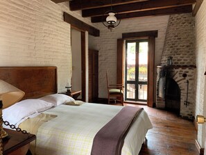 Quarto Clássico com Cama de Casal | Camas de colchão viscoelástico, roupa de cama fornecida