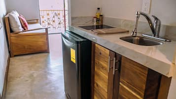 Quarto Triplo Superior, varanda, vista para a piscina | Cozinha privada | Minifrigorífico, uma placa de cozinha, utensílios de cozinha