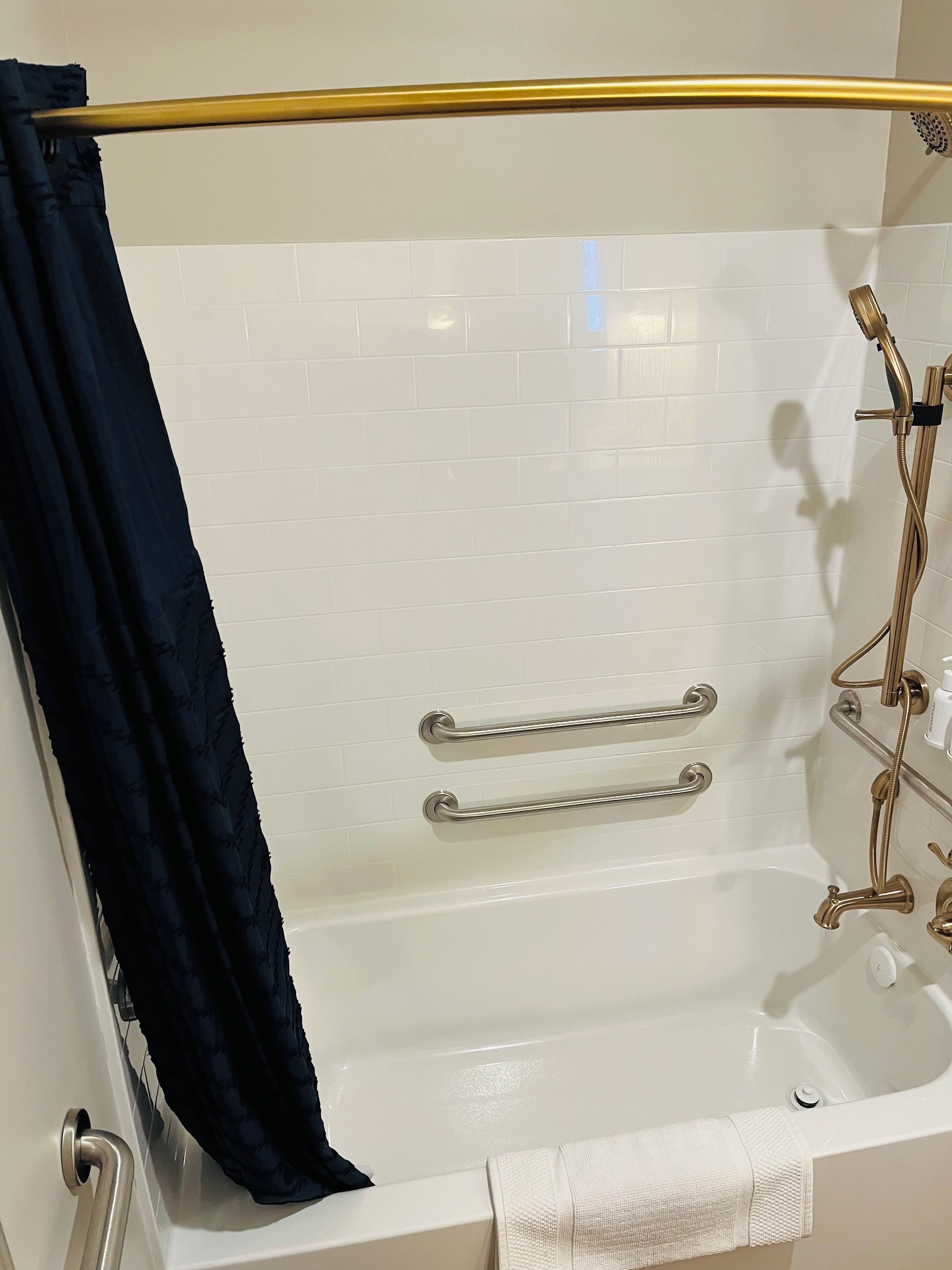 Um polibã, um secador de cabelo, toalhas fornecidas 