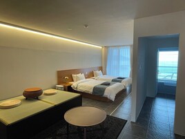 Quarto Twin Deluxe | Roupa de alta qualidade, camas de colchão Tempur-Pedic 