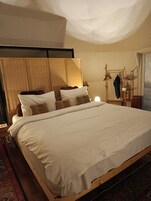 Secretária, berços/camas para crianças, camas desdobráveis 