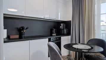 Apartamento Clássico, vista para o pátio | Kitchenette privada | Uma máquina de café expresso, uma chaleira elétrica, uma torradeira