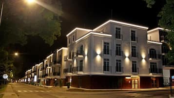 Fachada do alojamento (tarde/noite)