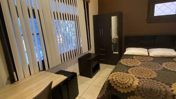 Quarto Duplo Standard, casa de banho partilhada | Wi-fi grátis, roupa de cama fornecida