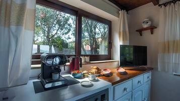 Um frigorífico, um micro-ondas, um forno, uma placa de cozinha