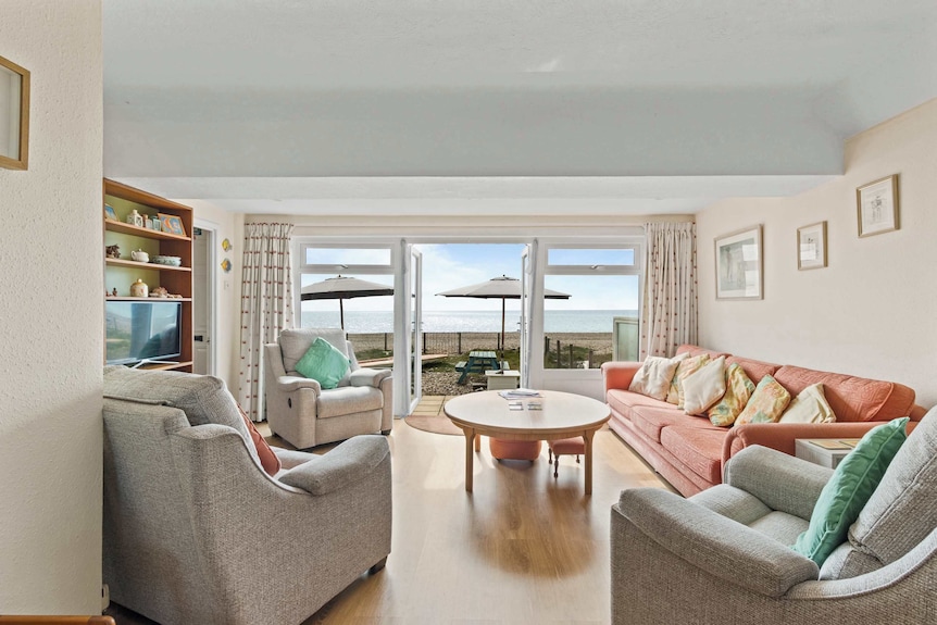 Beachfront Family Retreat In Pevensey Bay - Eastbourne
