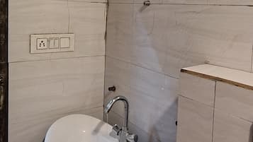 Quarto Individual Clássico | Casa de banho | Um polibã, toalhas fornecidas, sabão, champô