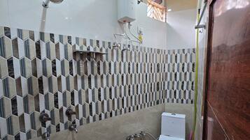 Quarto quádruplo família | Banheiro | Toalhas de banho, sabonete, shampoo, papel higiênico