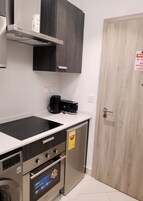 Suite-Estúdio Comfort, varanda, Vista para a cidade | Cozinha privada | Um frigorífico, um micro-ondas, um forno, uma placa de cozinha 