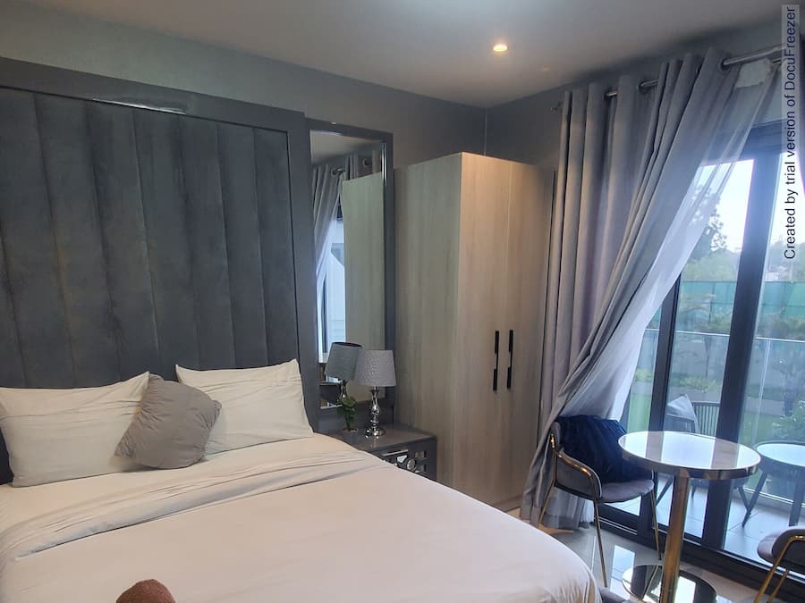Suite-Estúdio Comfort, varanda, Vista para a cidade | Cortinas/cortinados opacos, ferro/tábua de engomar, Wi-fi grátis