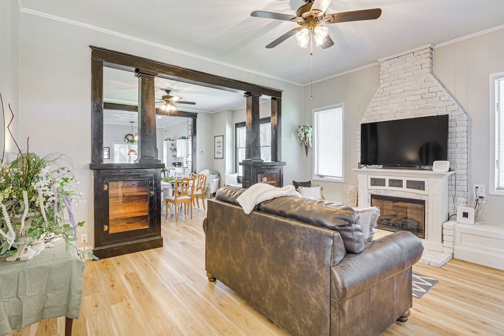 Fire Pit: Pet-friendly Mt Vernon Gem! - 오로라