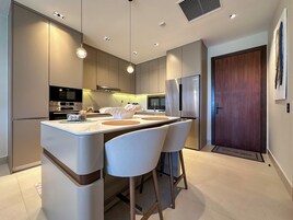 Apartamento Deluxe, 2 quartos, piscina privativa | Cozinha privada | Um frigorífico/congelador grande, um micro-ondas, um forno 